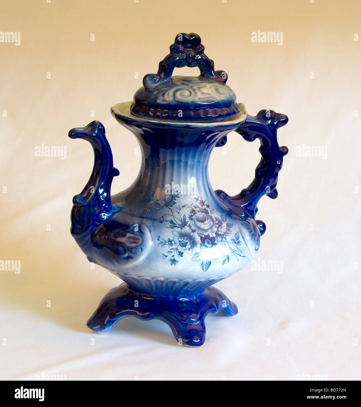 Victorian teapot hi-res stock photography and images - Alamy