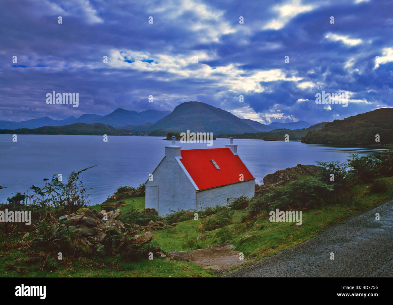 Red roof cottage loch shieldaig hi-res stock photography and images - Alamy