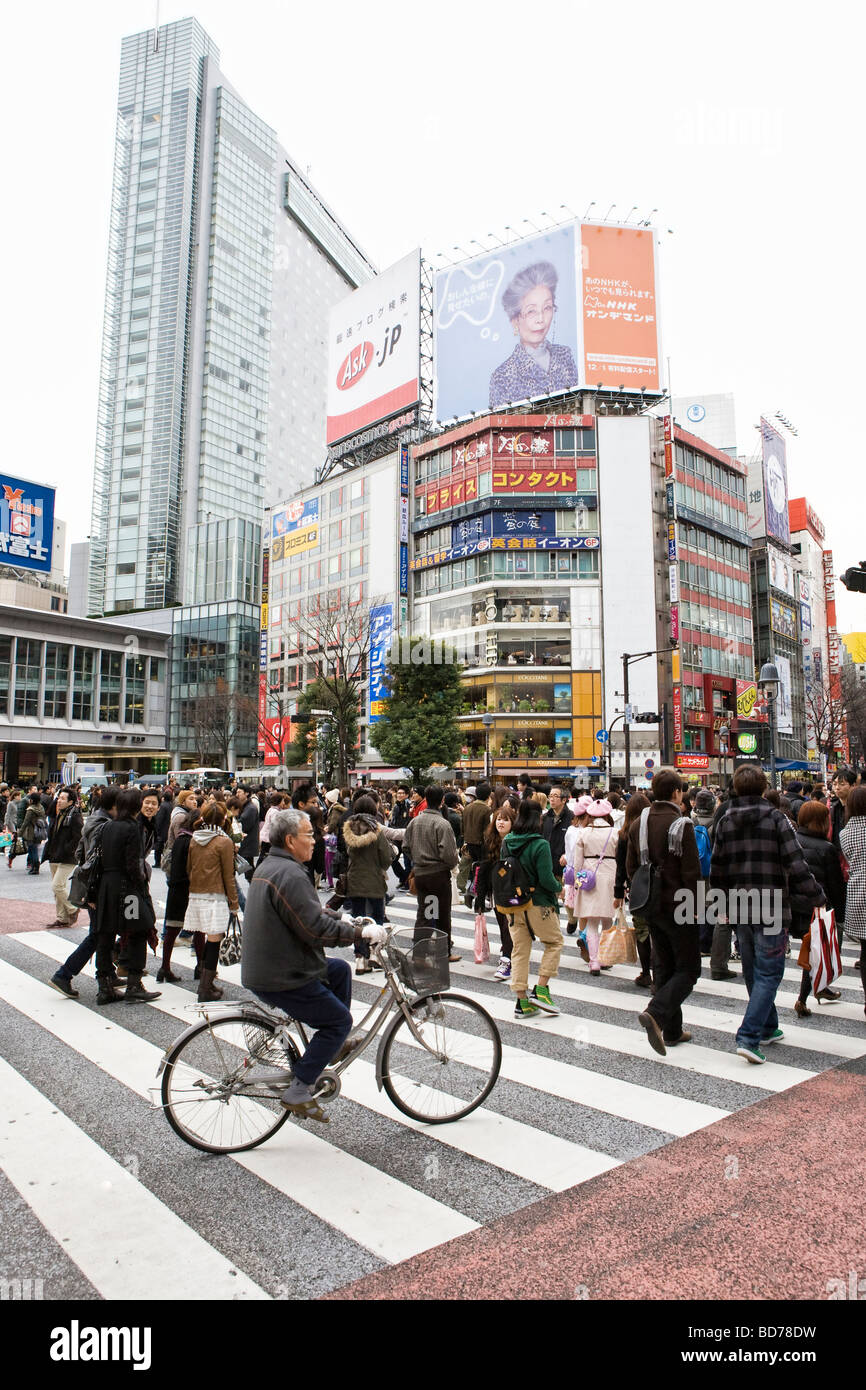 Tokyo crowds busy street hi-res stock photography and images - Alamy
