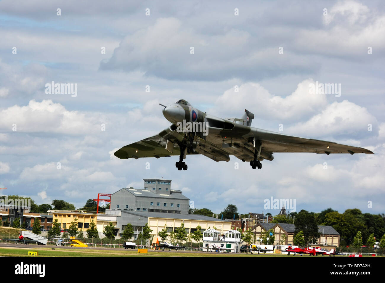 Avro Vulcan B2 bomber landing at the Farnborough Air Show in 2008 Stock ...