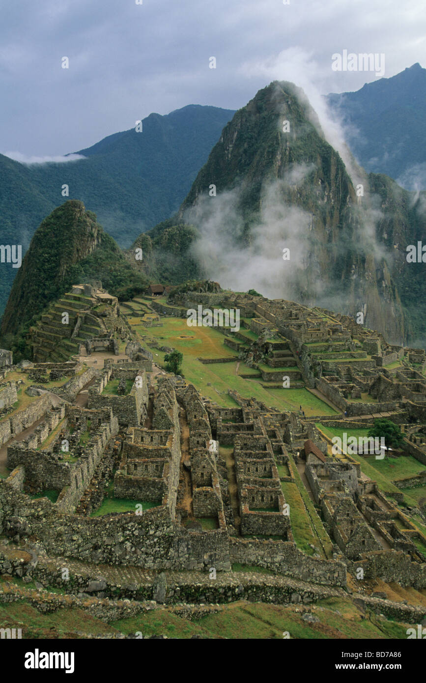 Machu Picchu Inca ruins, misty morning, above Urubama Valley, Andes ...