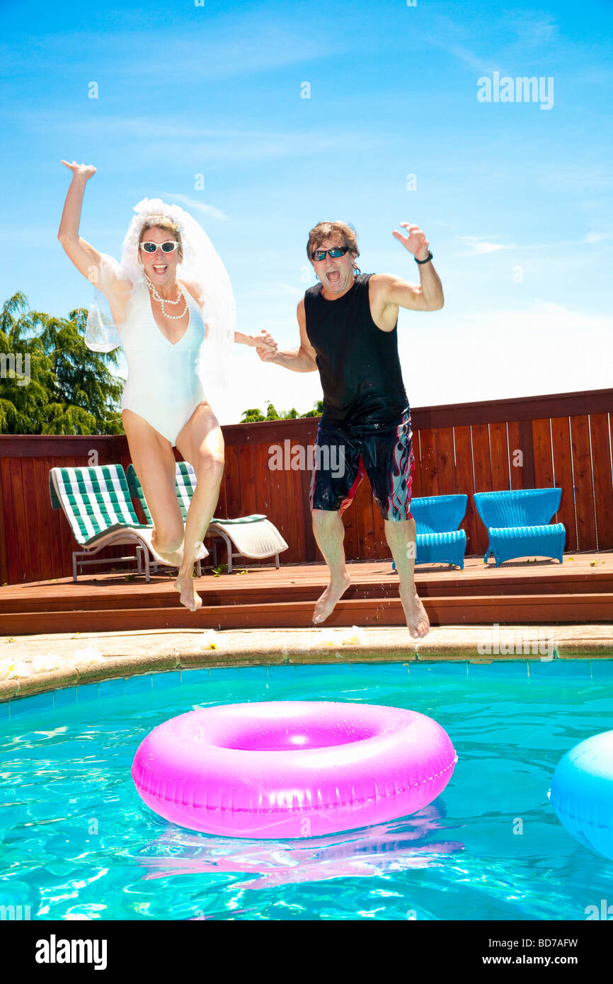 Bride and groom in swimming pool Stock Photo - Alamy