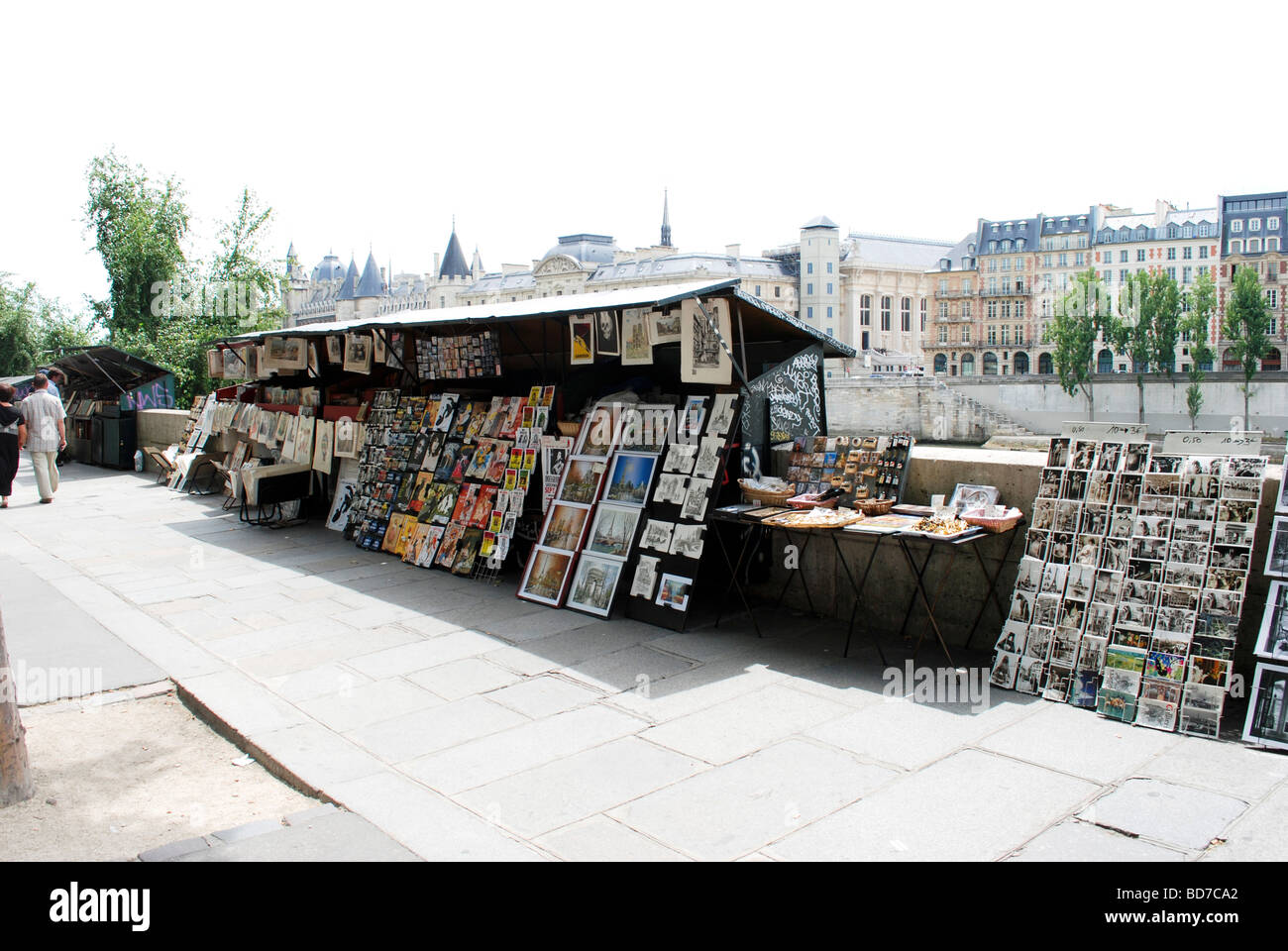 Paris france book stalls hi-res stock photography and images - Alamy