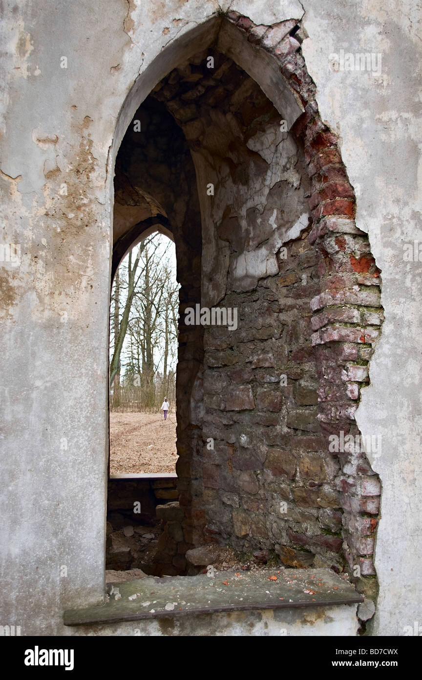 Antique door opening castle hi-res stock photography and images - Alamy