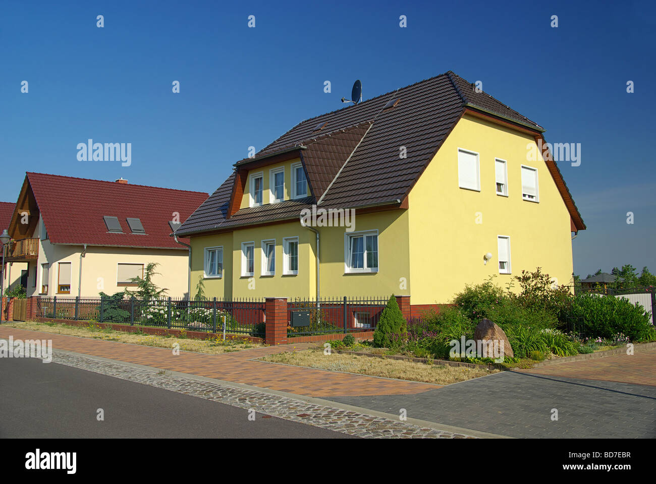 Modern house roof hi-res stock photography and images - Alamy
