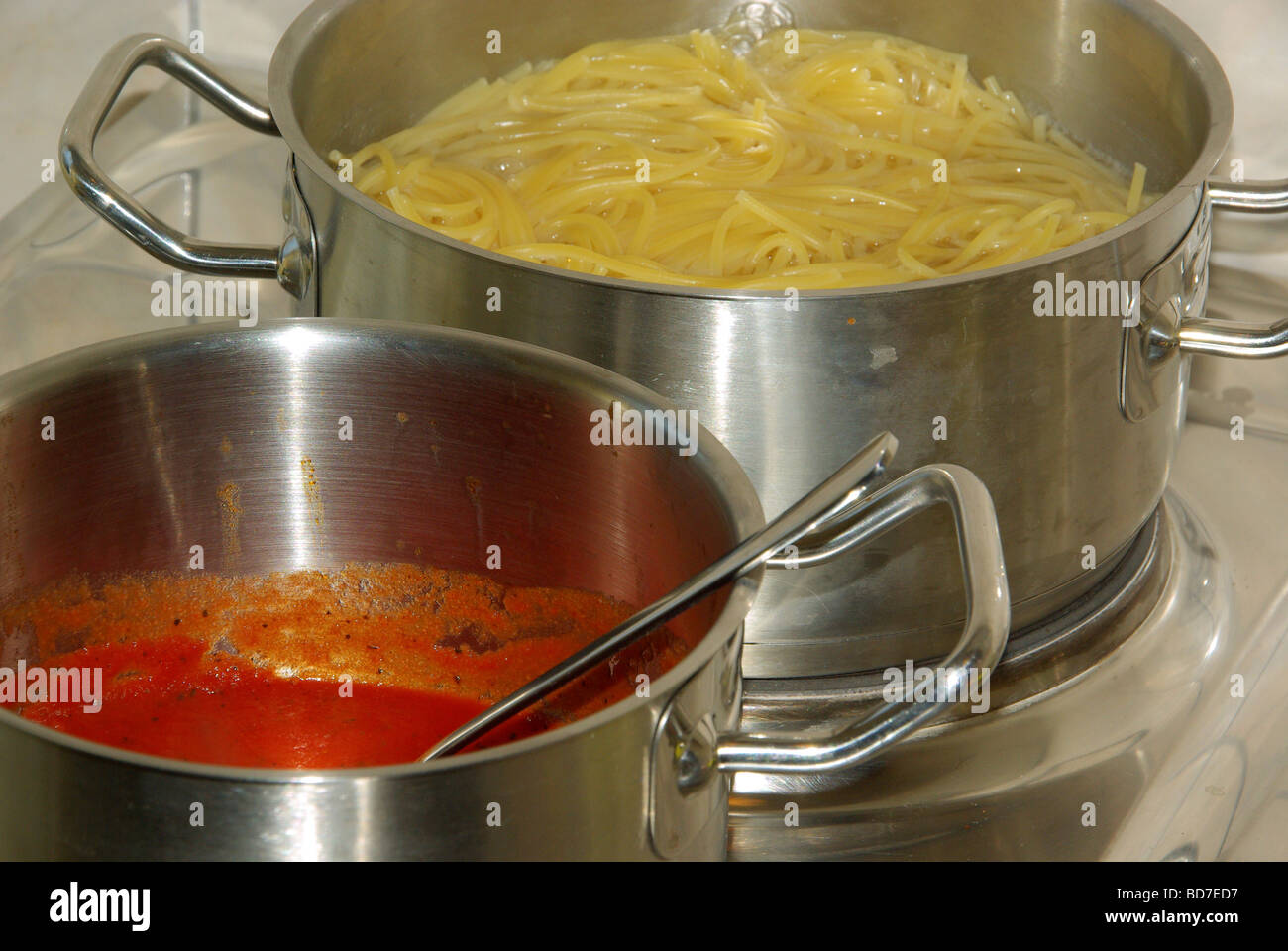 Kochen Spaghetti cooking spaghetti 13 Stock Photo - Alamy