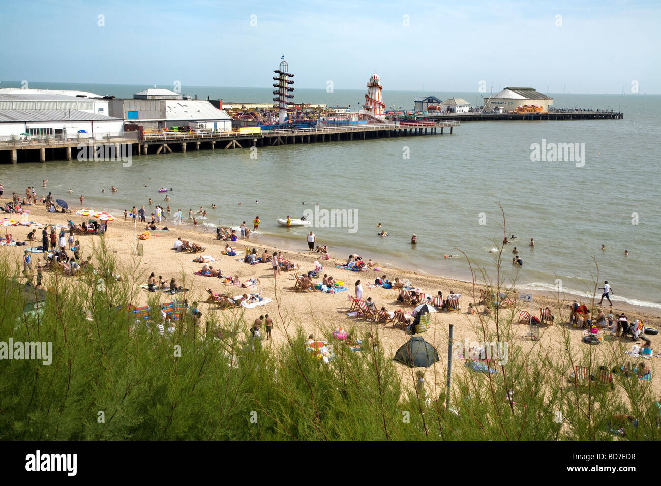 VIEW OF THE BEACH AND PIER AT CLACTON ON SEA ON THE ESSEX COAST Stock ...