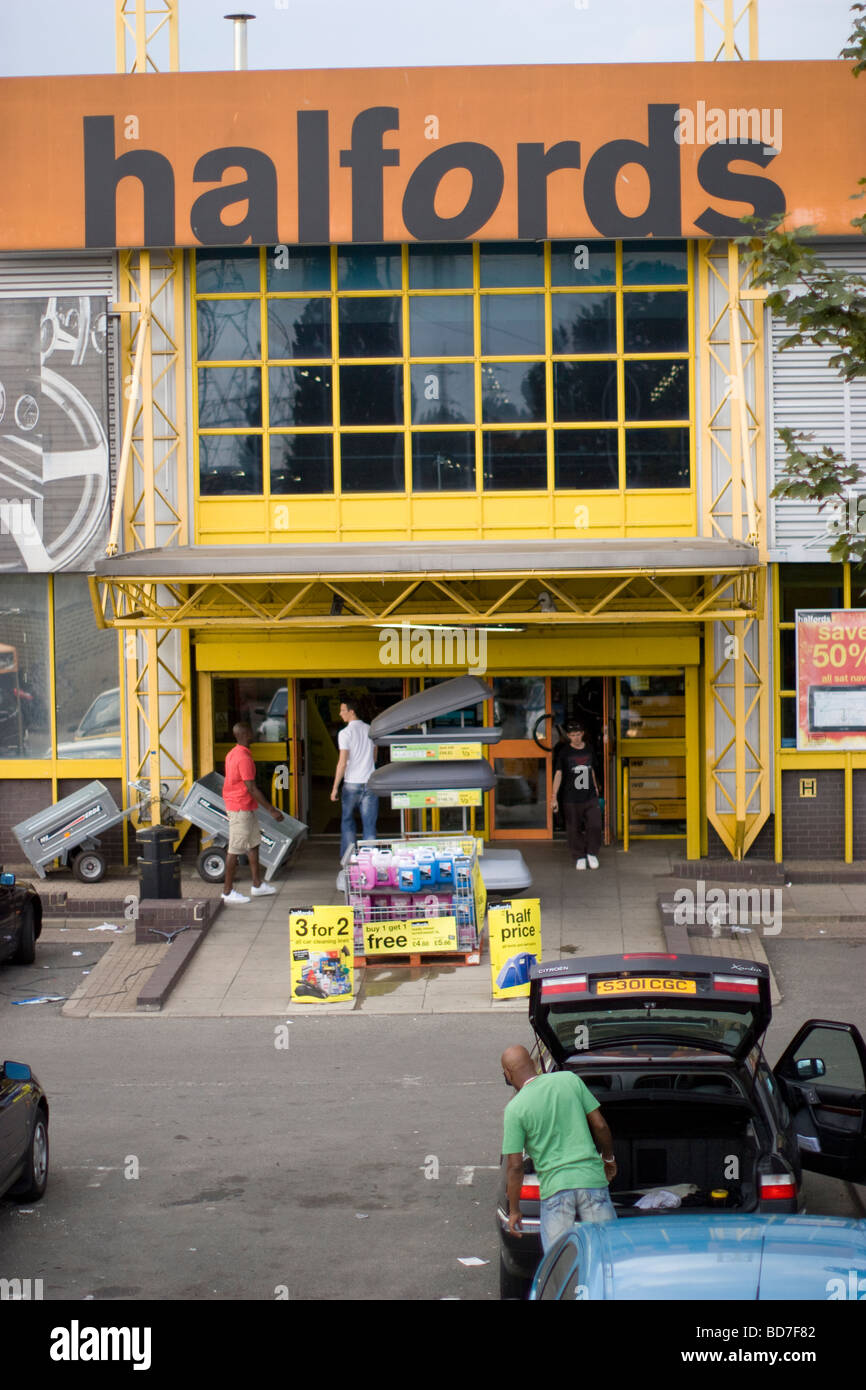 Halfords store hi-res stock photography and images - Alamy