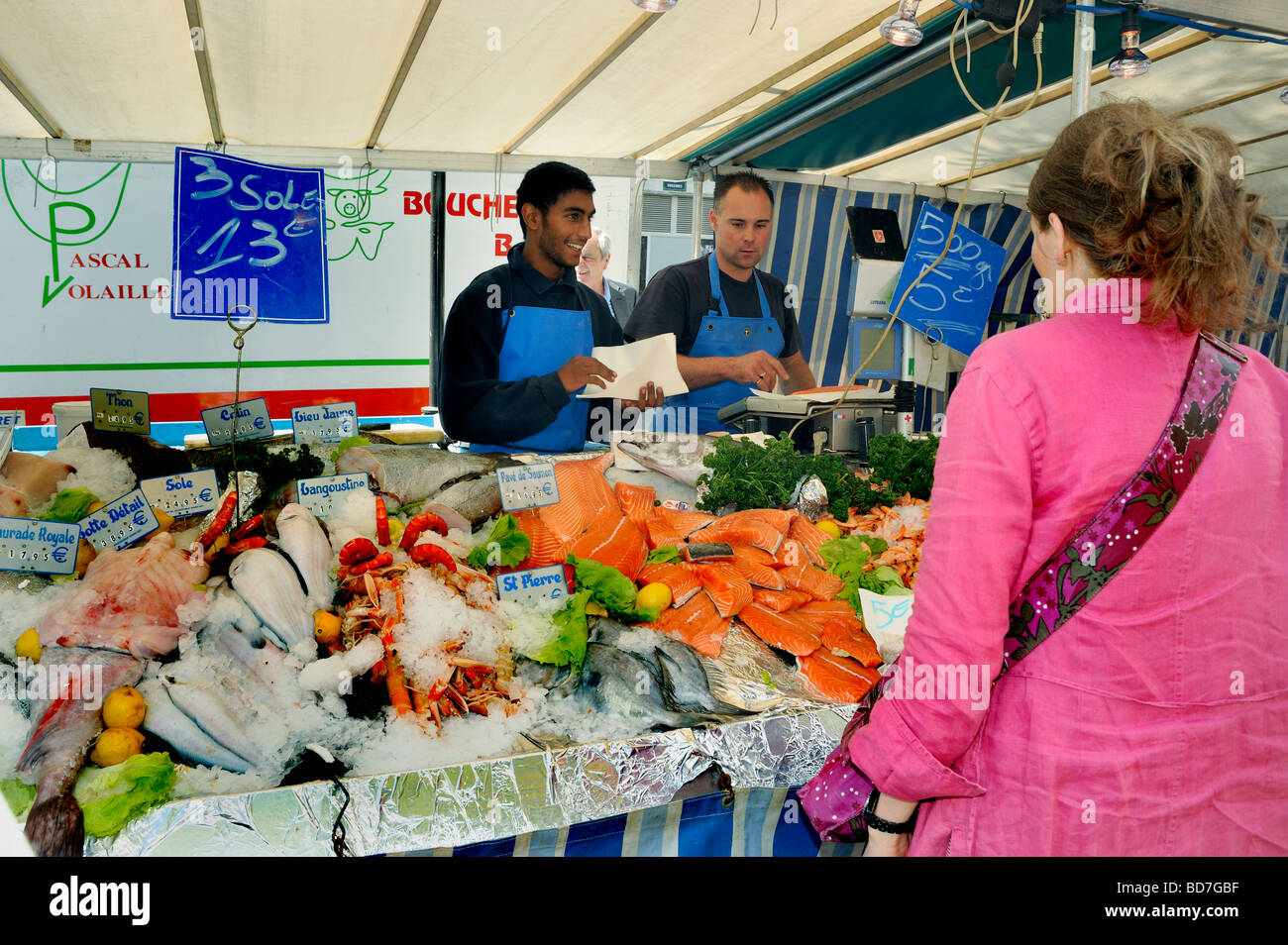 Farmers market local stall paris hi-res stock photography and images ...
