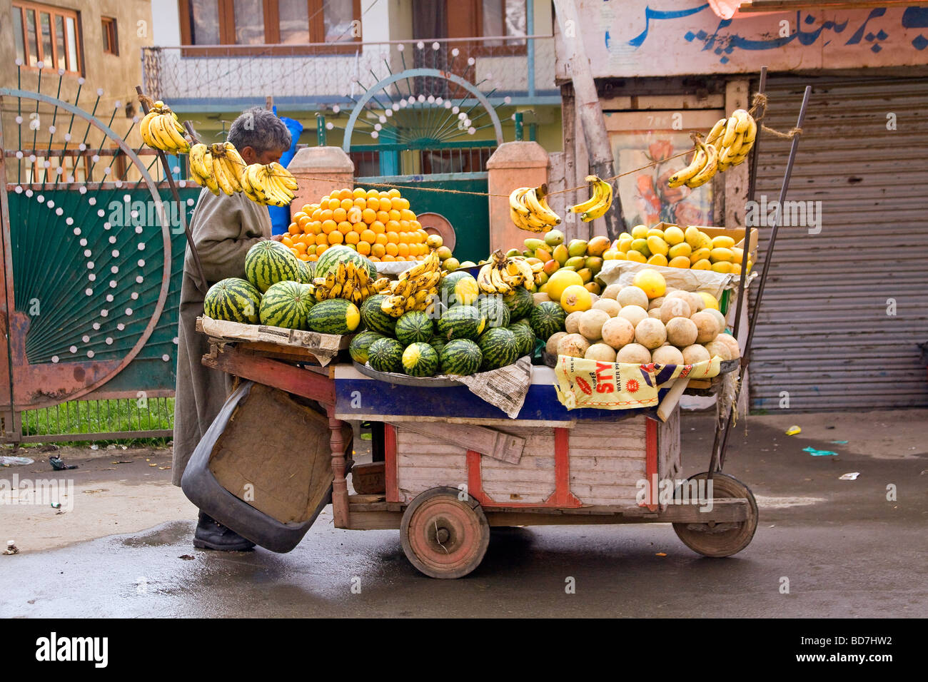Mobile market stall oranges hi-res stock photography and images - Alamy