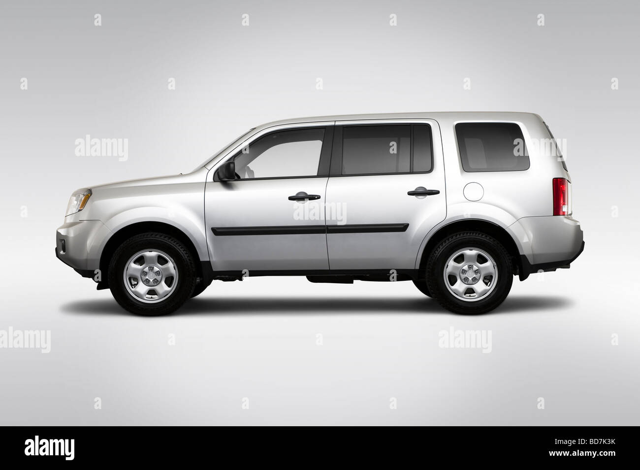 2010 Honda Pilot LX in Silver - Drivers Side Profile Stock Photo - Alamy