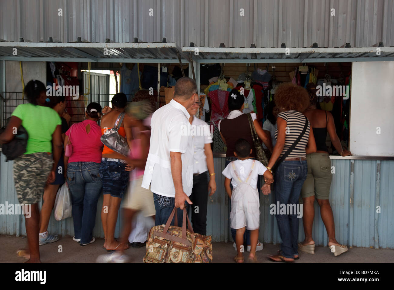 Crowd people in front shops hi-res stock photography and images - Alamy