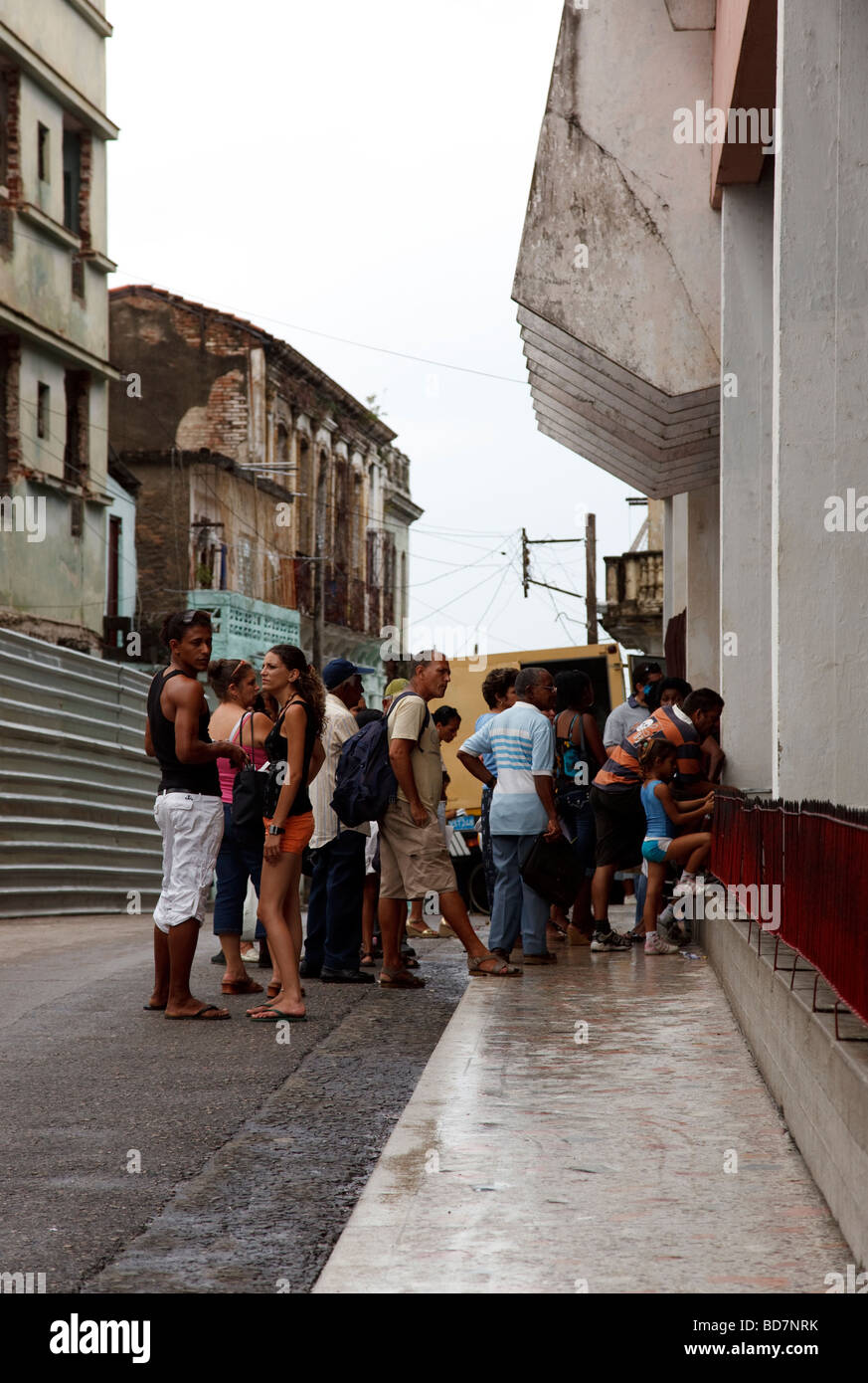 queue of people in front of ice cream shop Stock Photo - Alamy