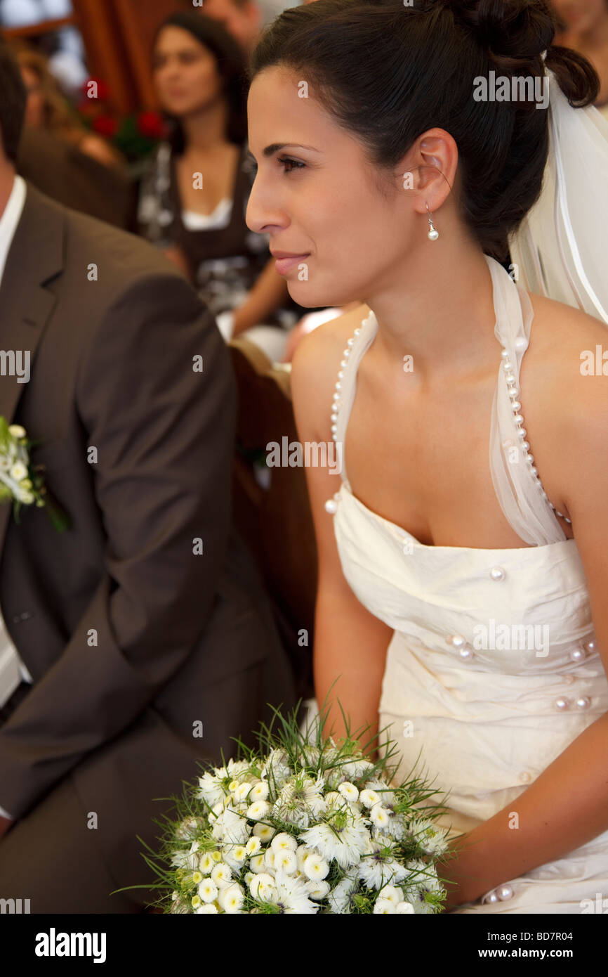 bride holding bridal bouquet Stock Photo - Alamy