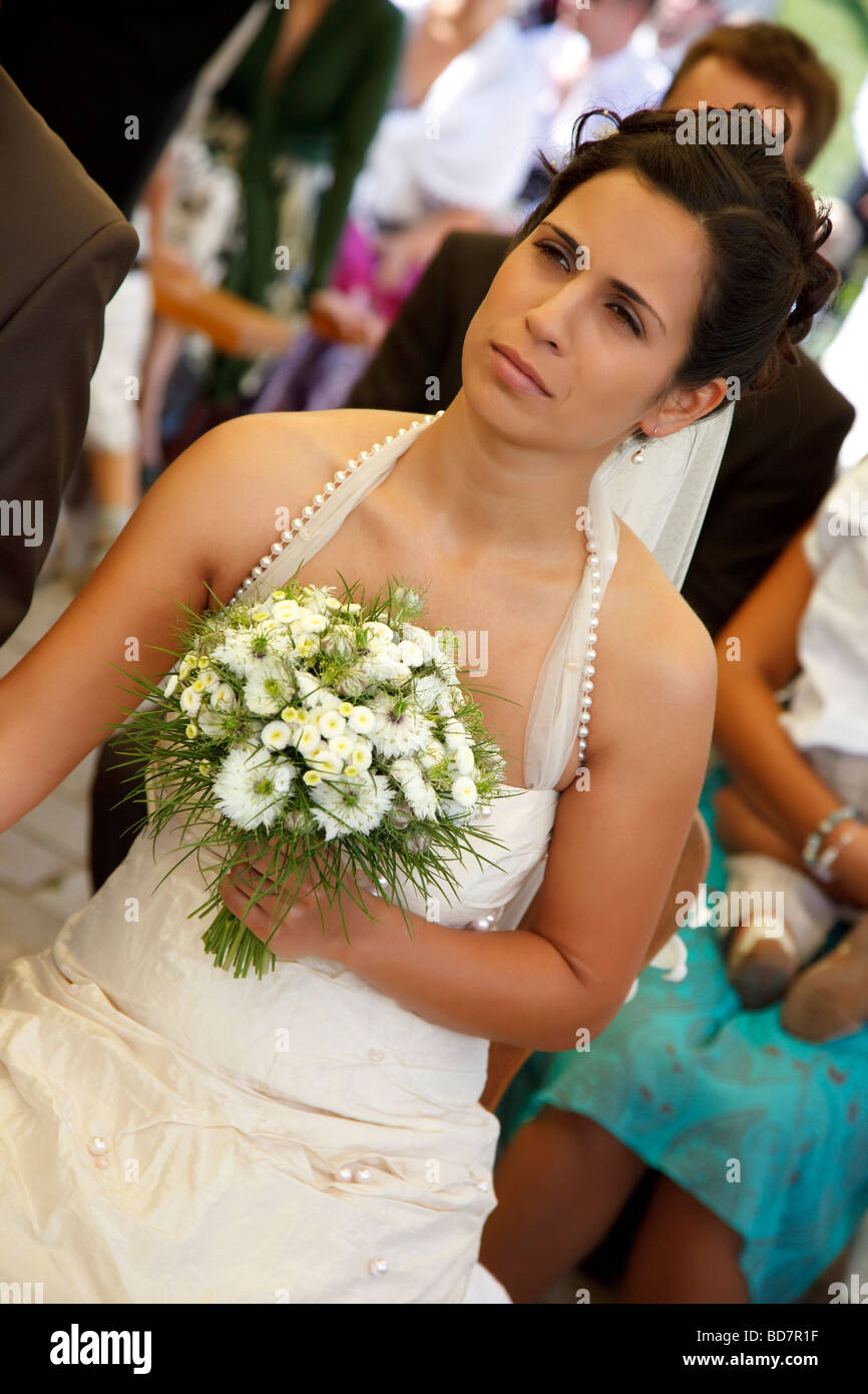 bride holding bridal bouquet Stock Photo - Alamy