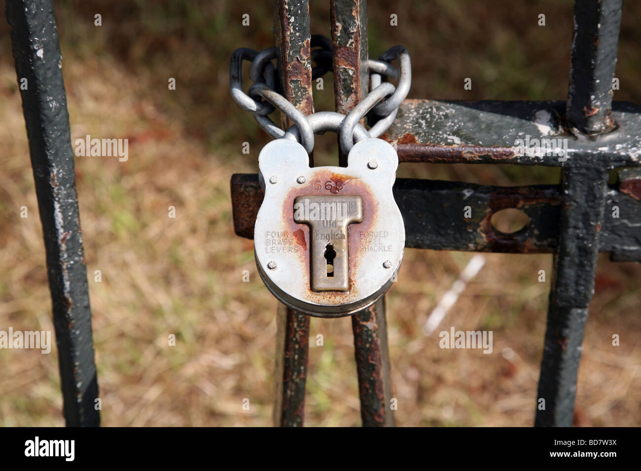 Padlock on gate hi-res stock photography and images - Alamy