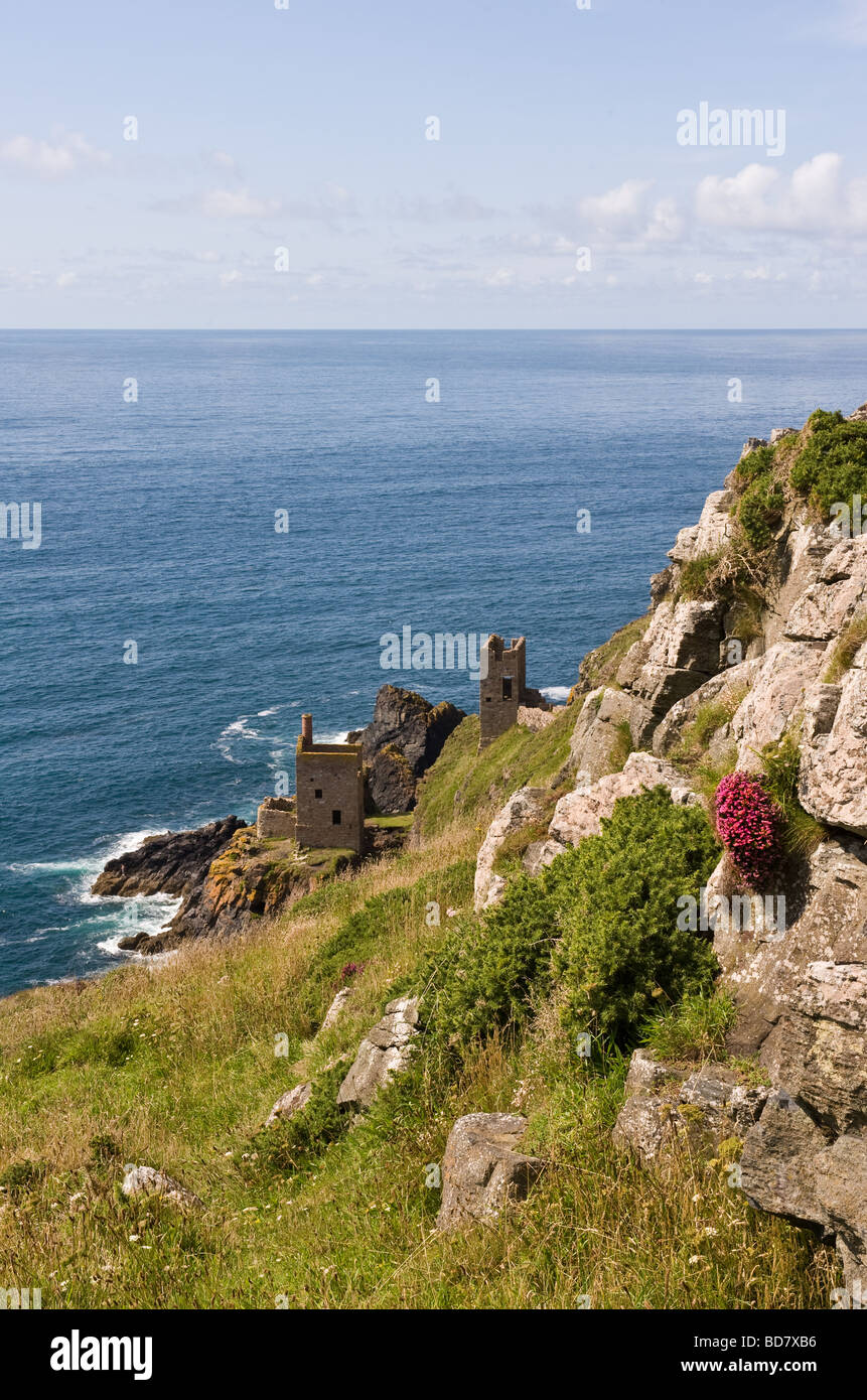 The Crowns engine houses at the Botallack Tin Mine site in Cornwall ...