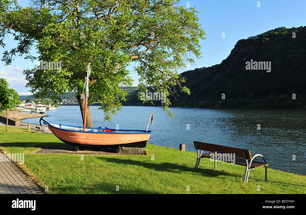 A peaceful spot alongside the River Rhine at Kamp Bornhofen in Germany ...