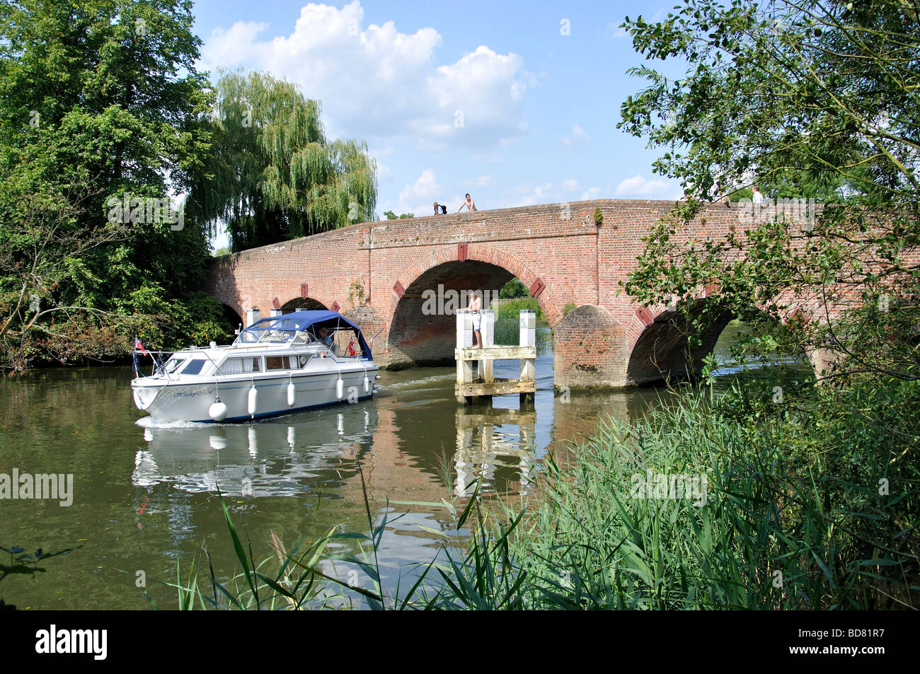 Sonning Bridge over River Thames, Sonning, Berkshire, England, United ...