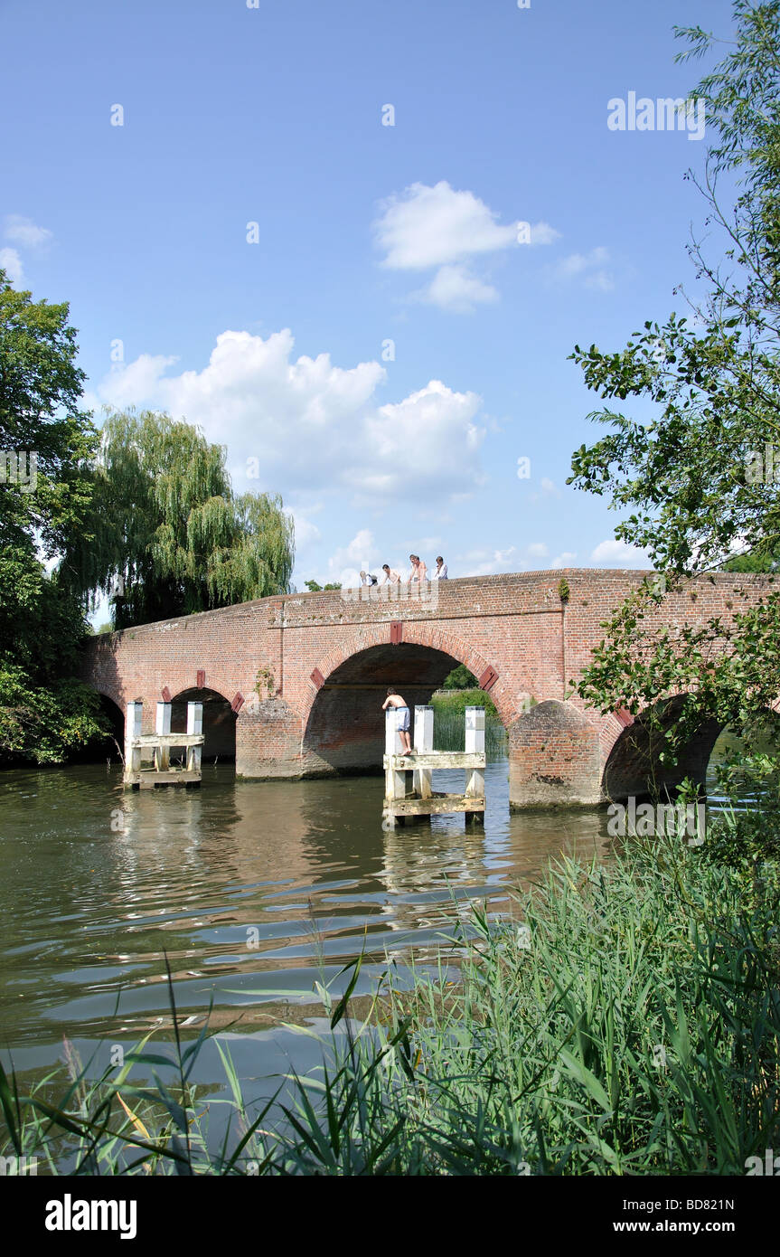 Sonning Bridge over River Thames, Sonning, Berkshire, England, United ...