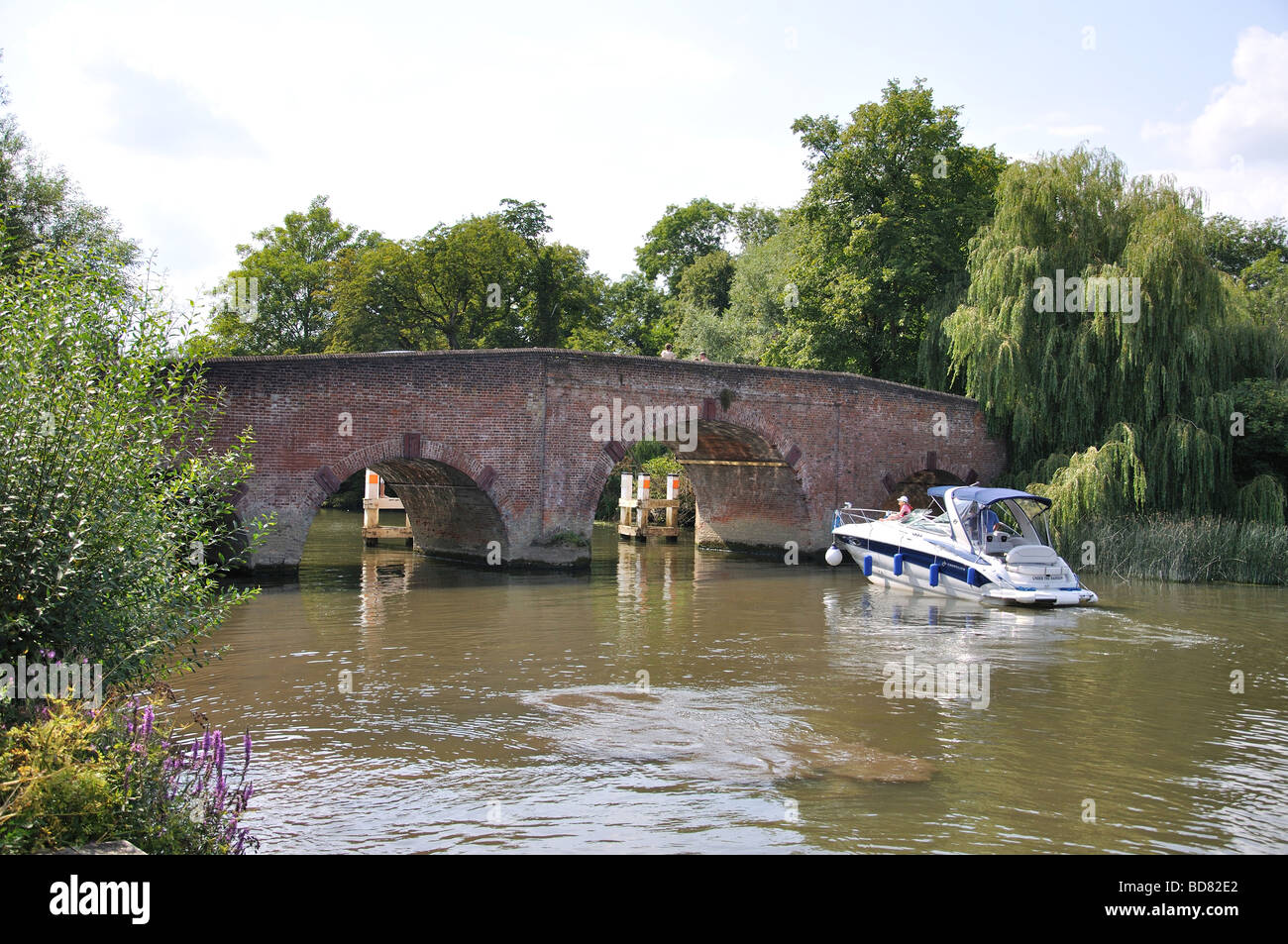 Sonning Bridge over River Thames, Sonning, Berkshire, England, United ...