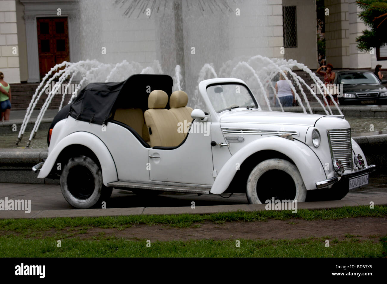 Old Ukrainian car near the fountain in Maidan Nezalezhnosti Kiev ...