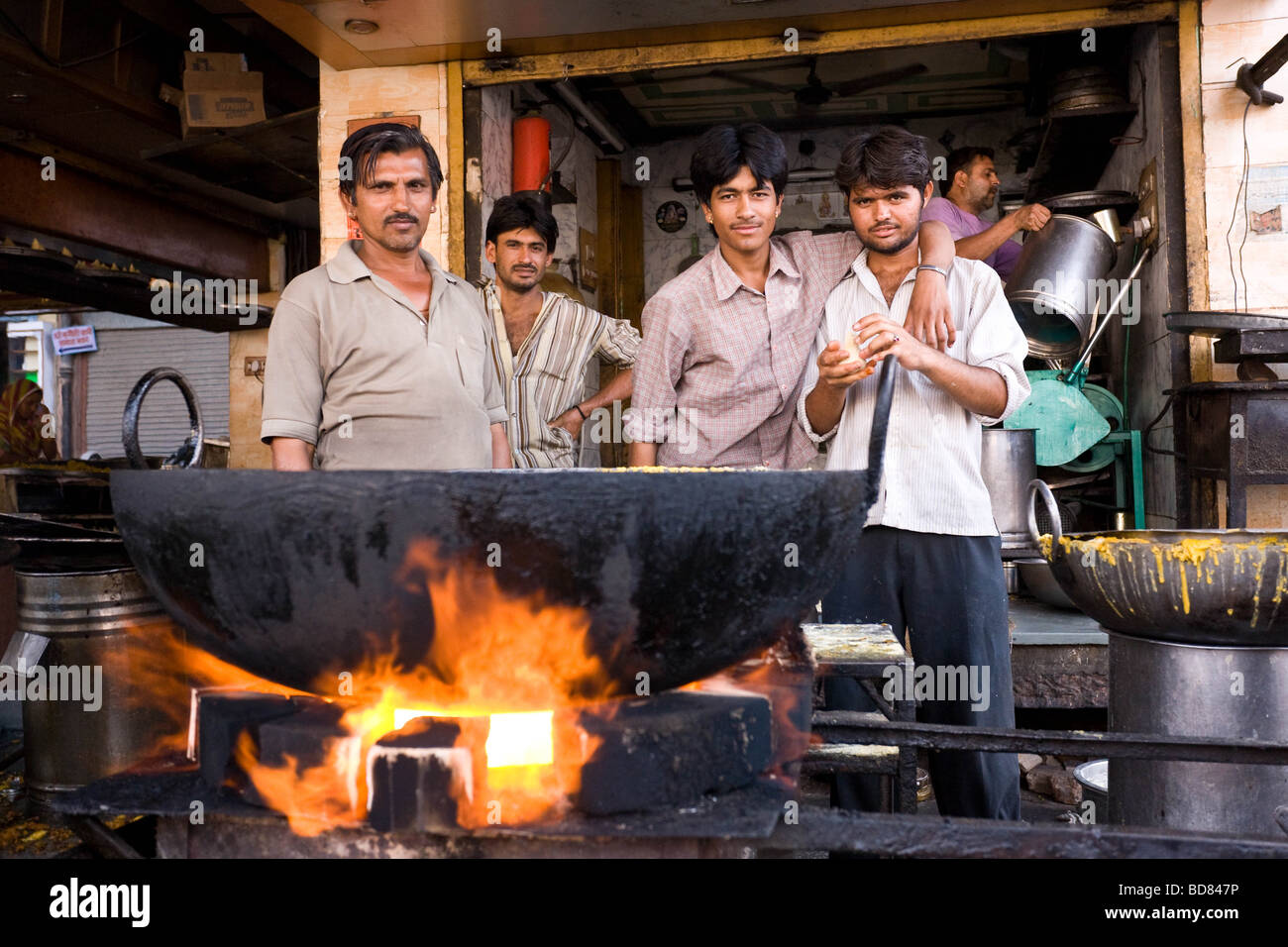 Samosa cooking india hi-res stock photography and images - Alamy
