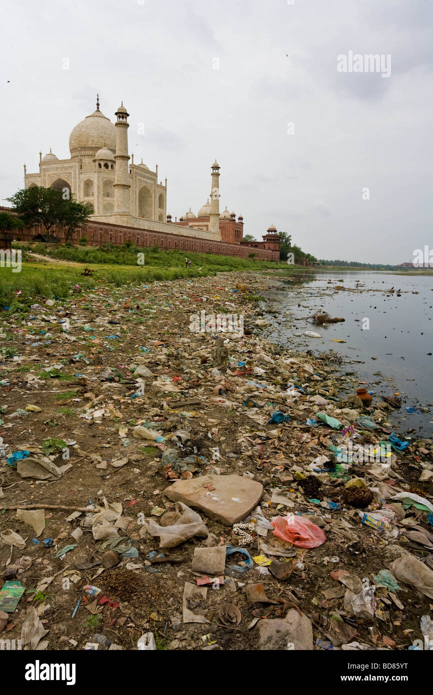 Pollution and waste line the river bank behind the Taj Mahal Stock ...