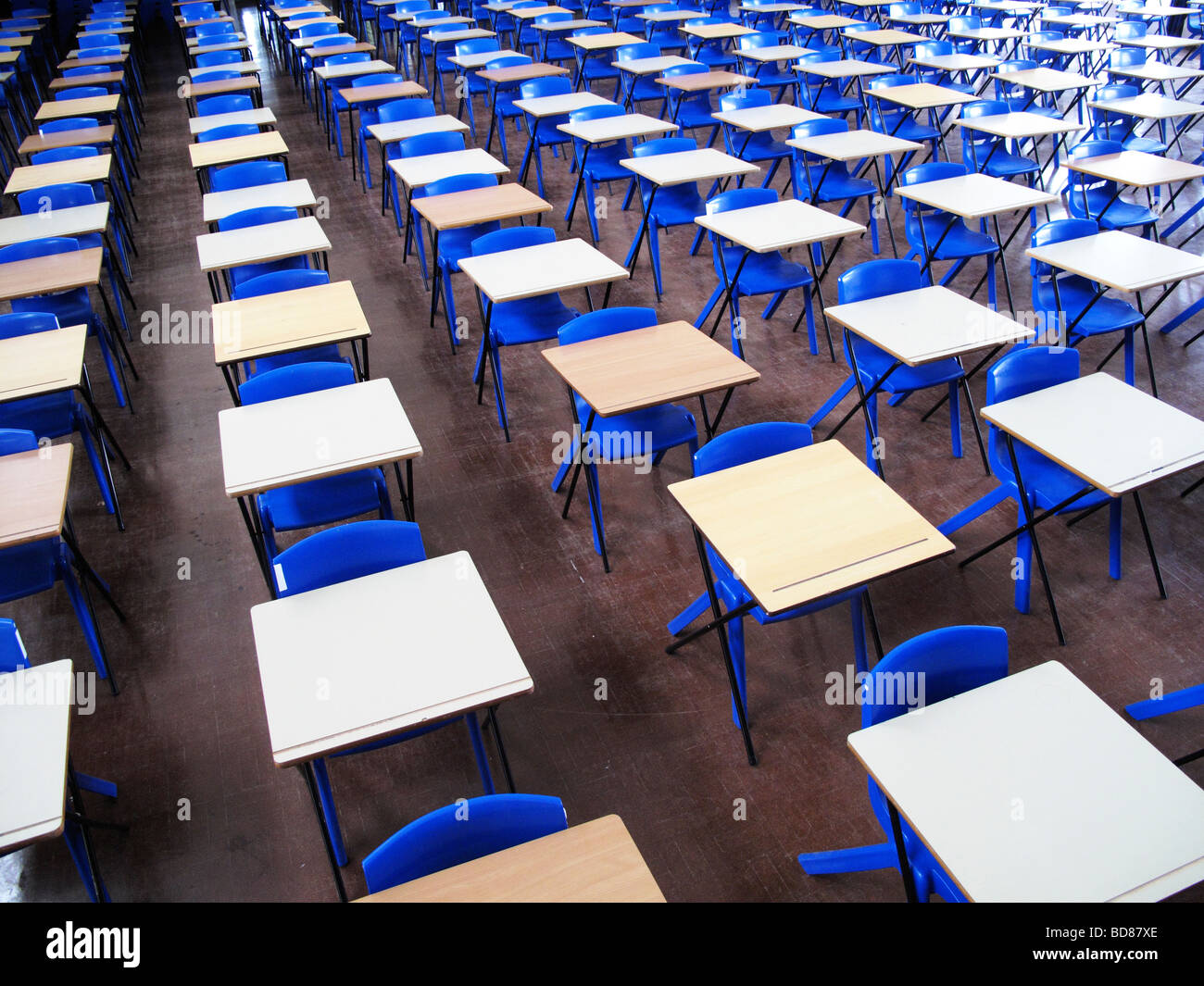 Examination hall empty desks hi-res stock photography and images - Alamy