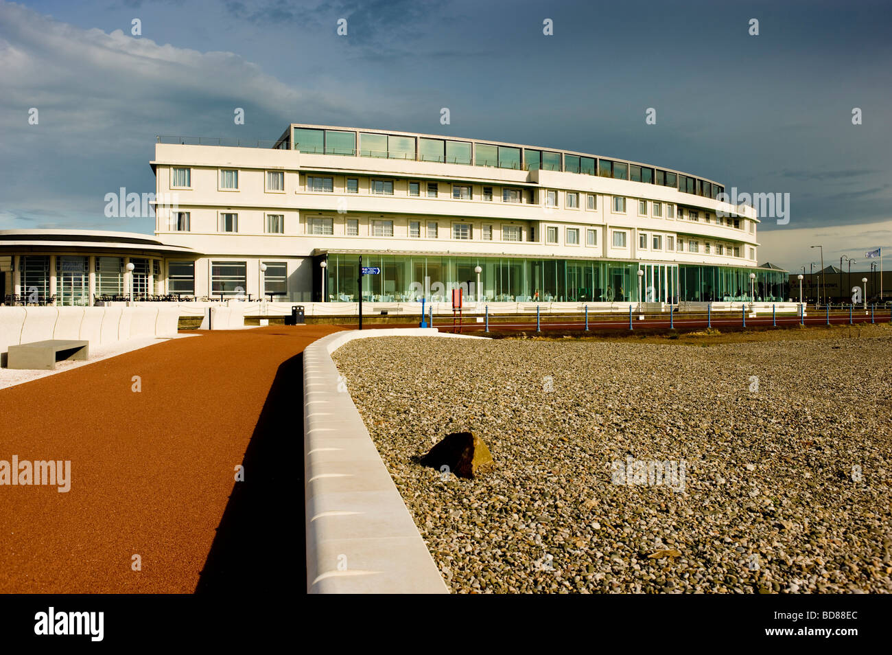 Curved hotel facade hi-res stock photography and images - Alamy