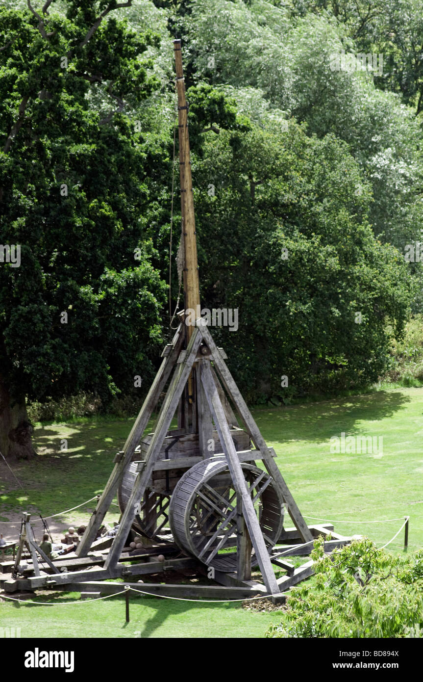 Worlds largest trebuchet warwick castle hi-res stock photography and ...