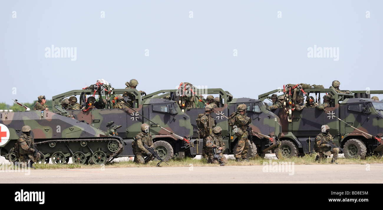 Airborne troops of the German army at a demonstration for the ...