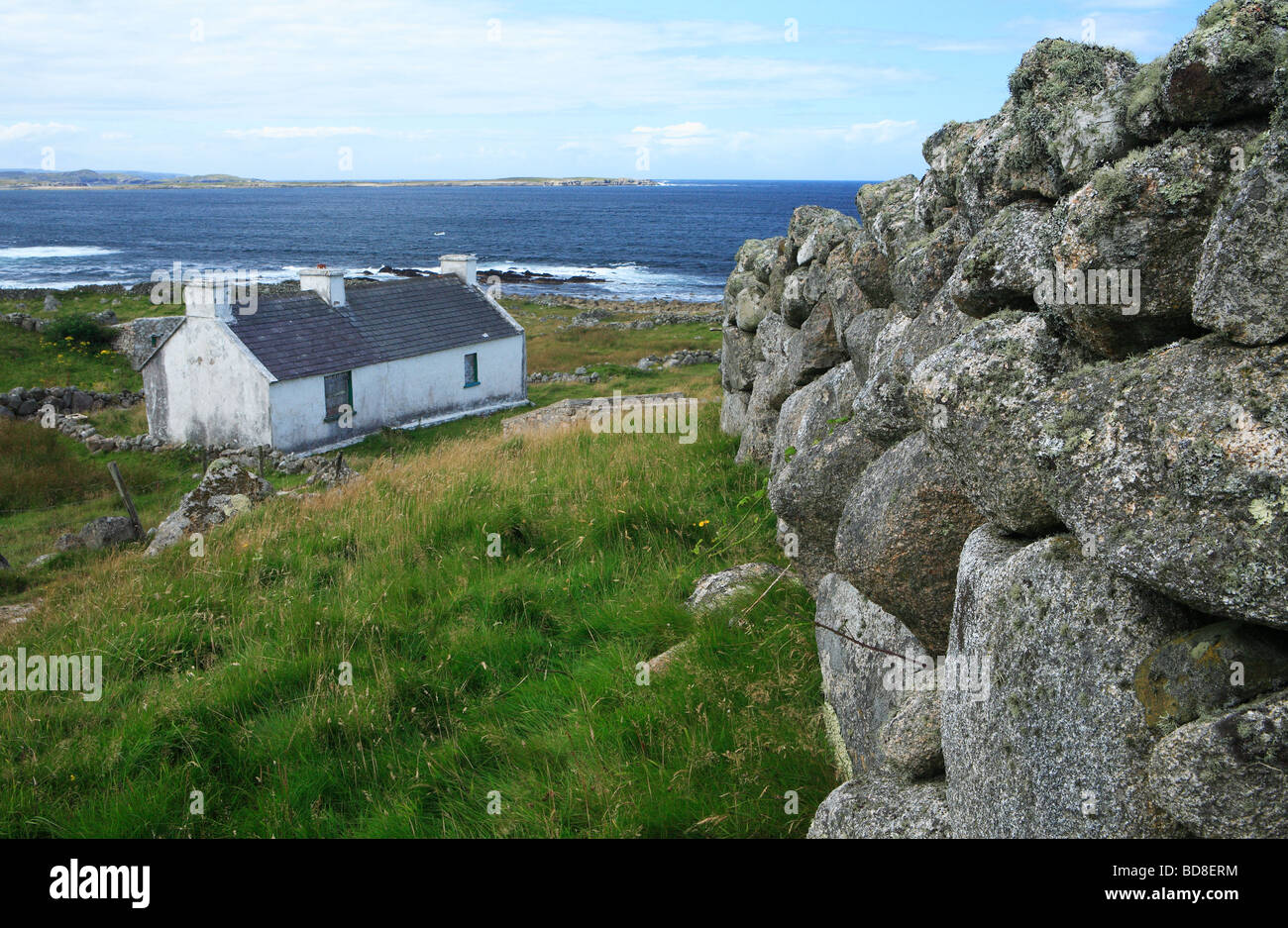 Stone house ireland hi-res stock photography and images - Alamy