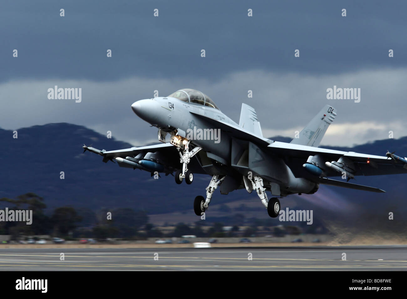 Aircraft taking off flies hi-res stock photography and images - Alamy