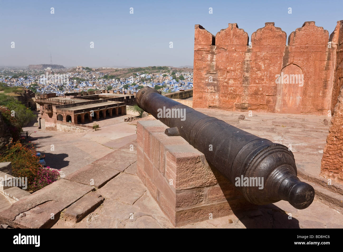 Red cannon hi-res stock photography and images - Alamy