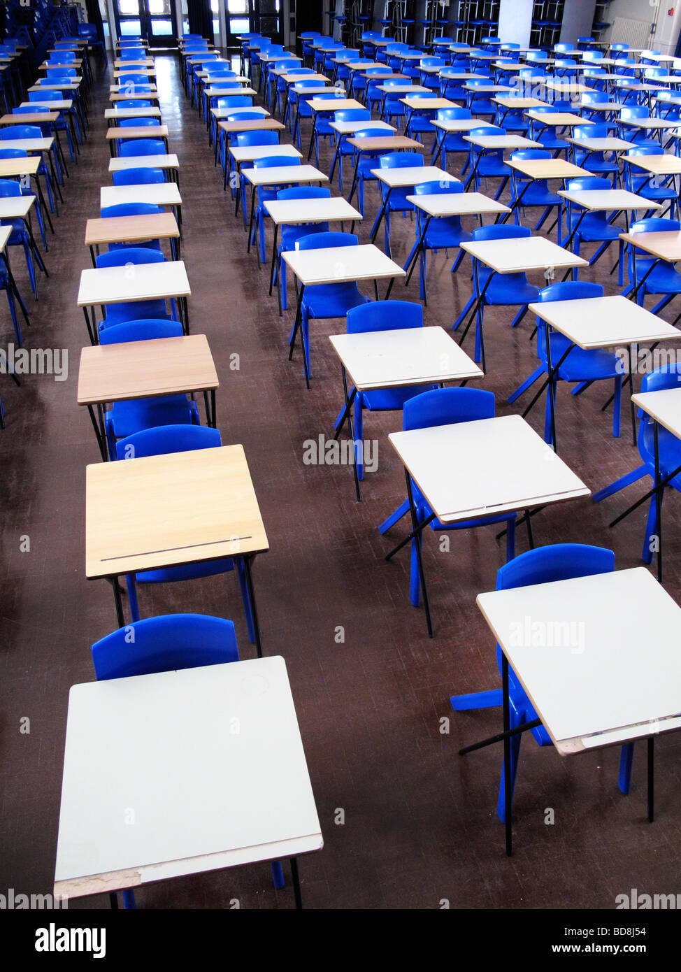 Examination hall empty desks hi-res stock photography and images - Alamy