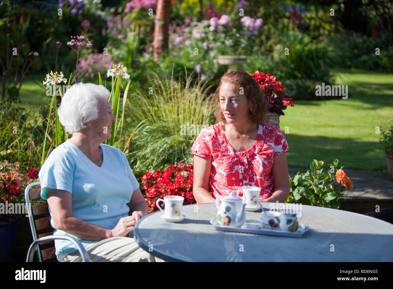 Ladies drinking afternoon tea hi-res stock photography and images - Alamy