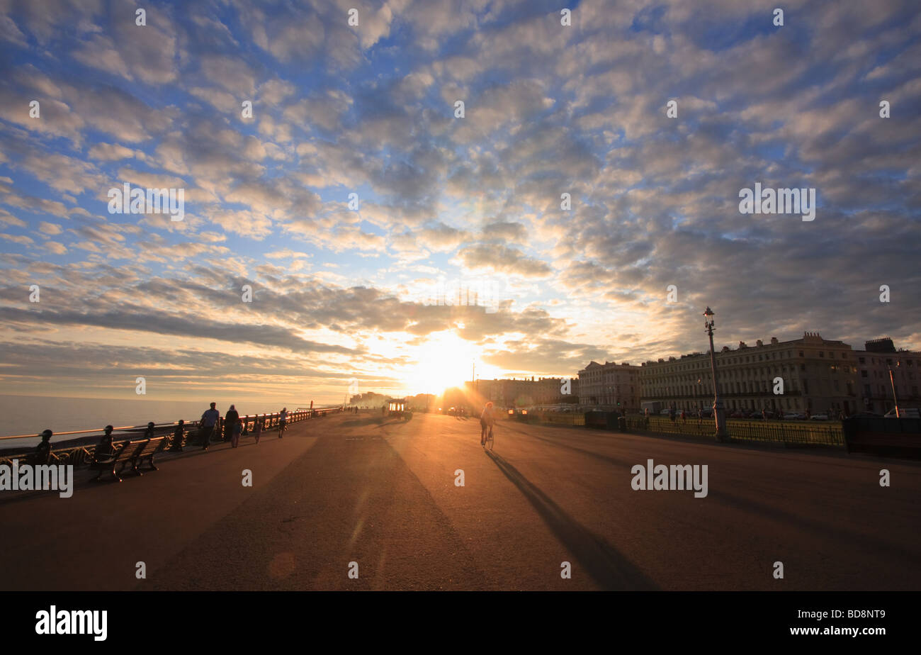 Seafront setting hi-res stock photography and images - Alamy