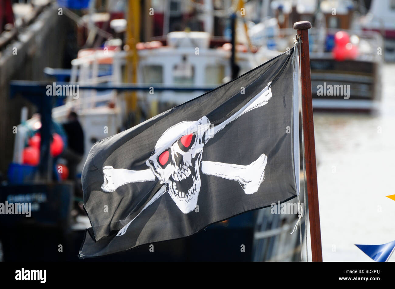 Skull and crossbones flag hi-res stock photography and images - Alamy
