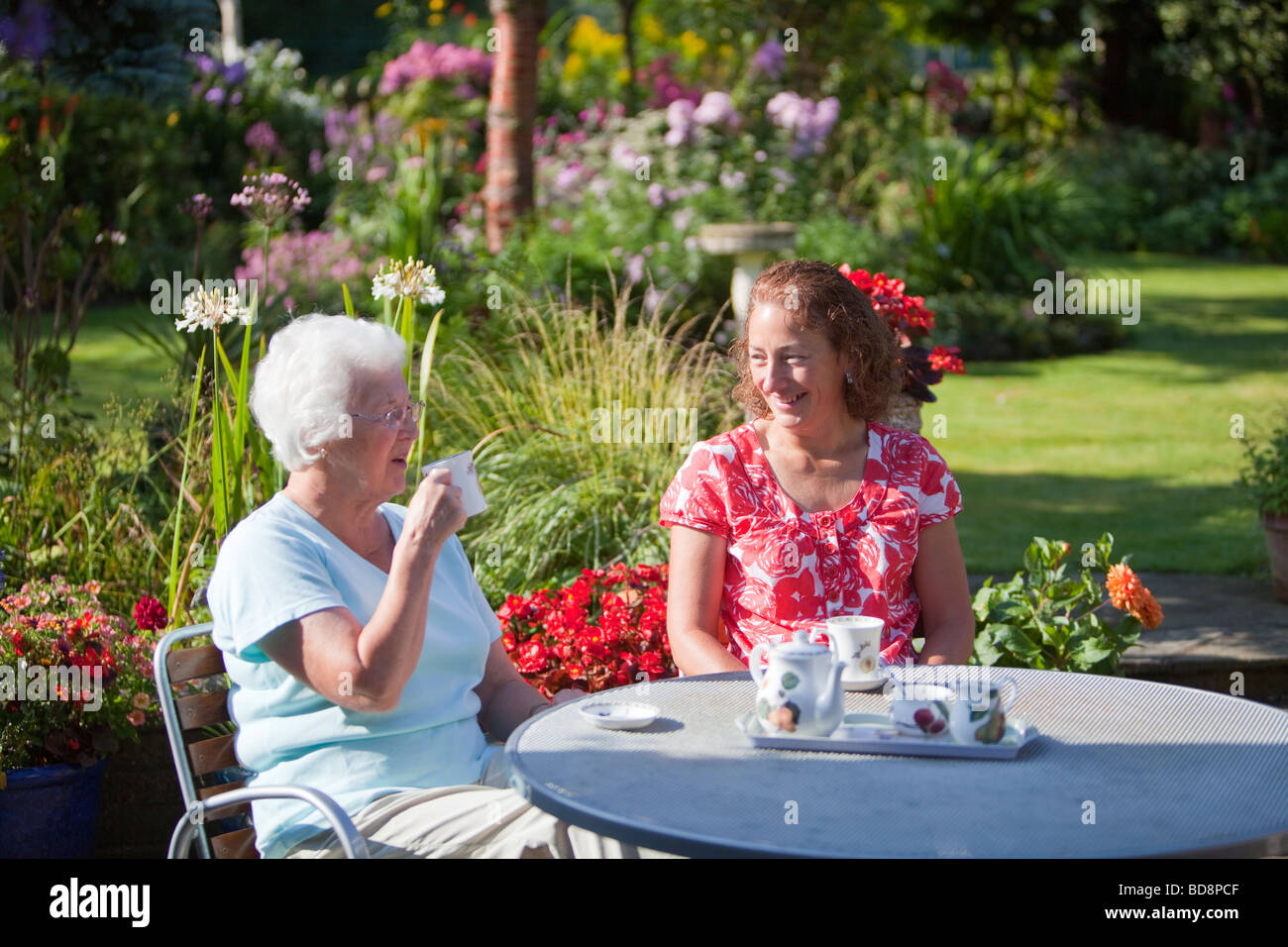 Old ladies drinking tea hi-res stock photography and images - Alamy