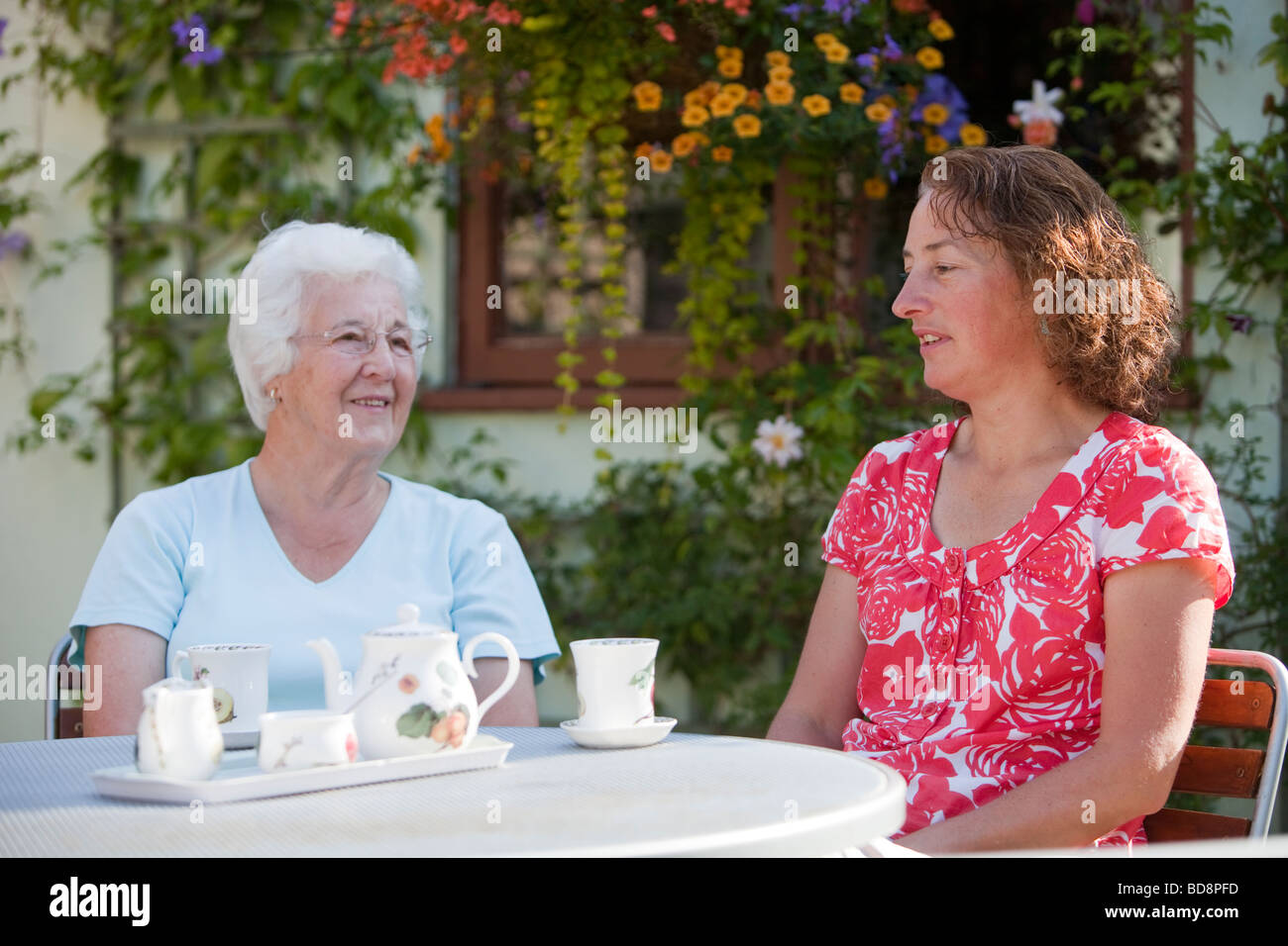 Old ladies drinking tea hi-res stock photography and images - Alamy