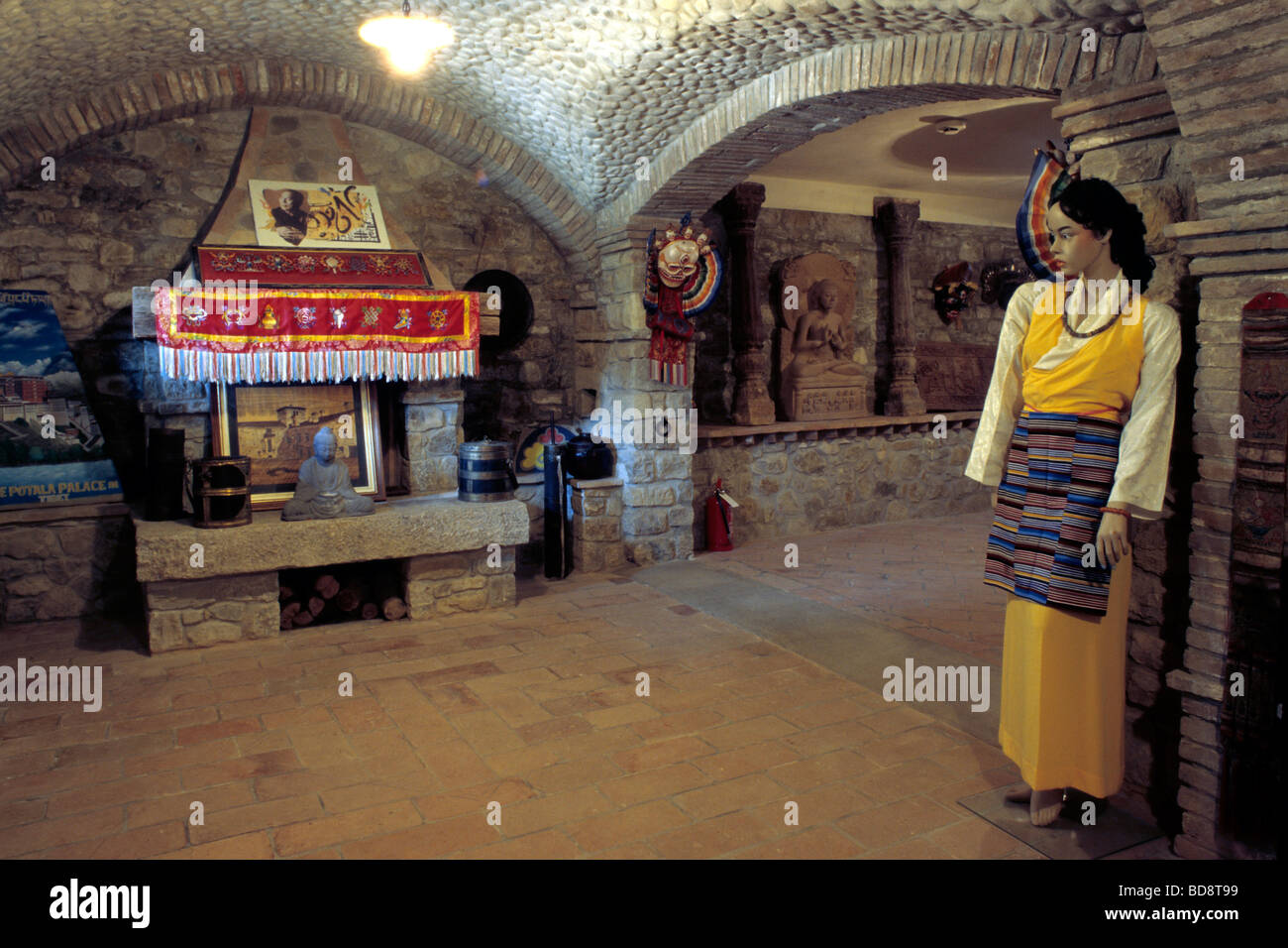 House of canossa hi-res stock photography and images - Alamy