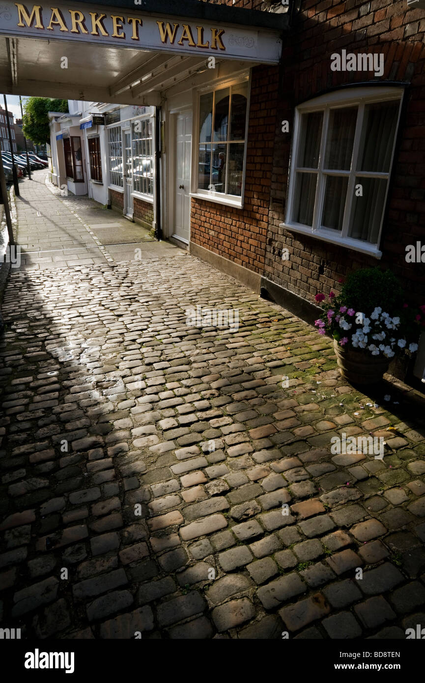 Old english town street scene hi-res stock photography and images - Alamy