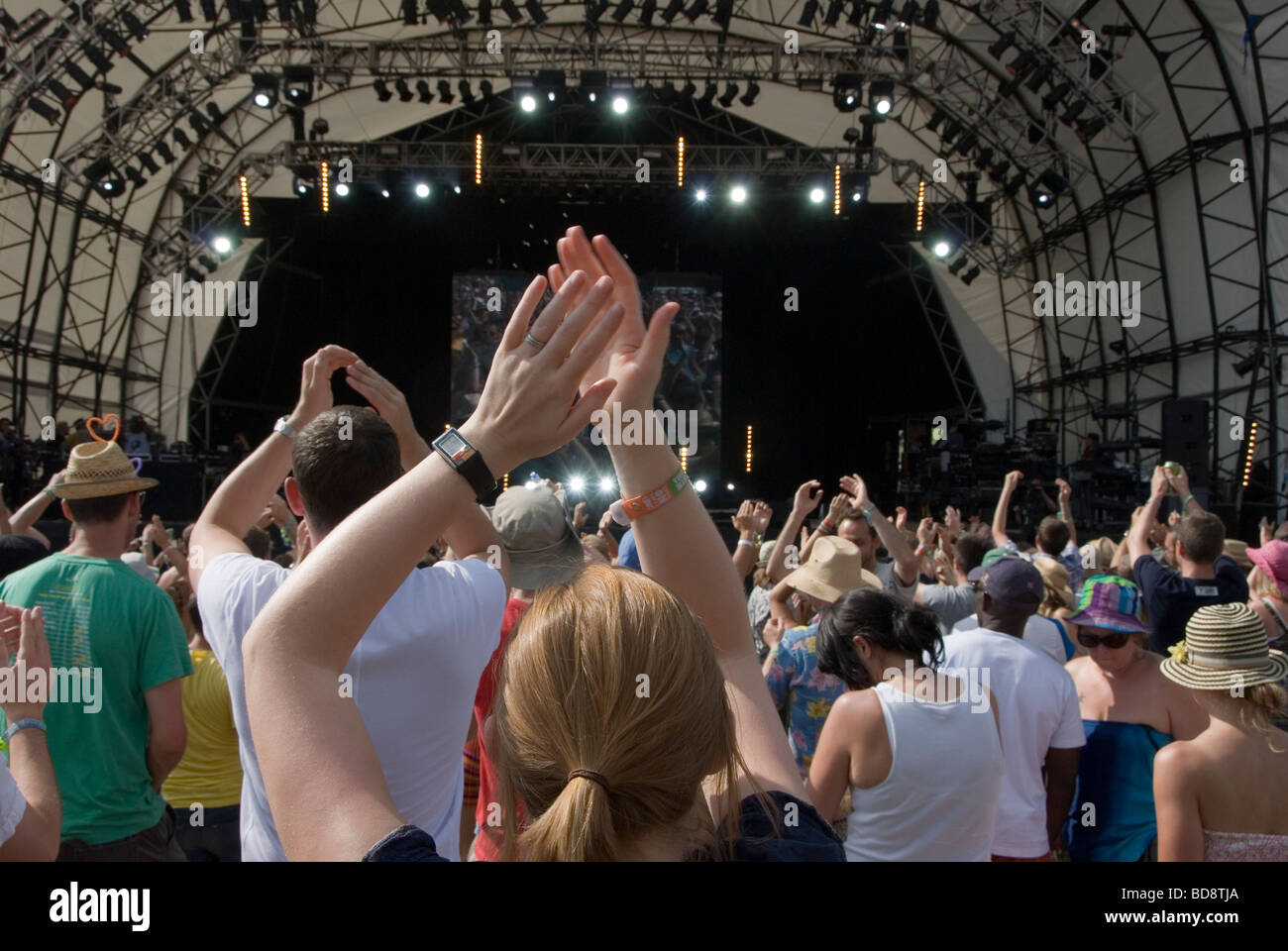 Crowd clapping and cheering hi-res stock photography and images - Alamy