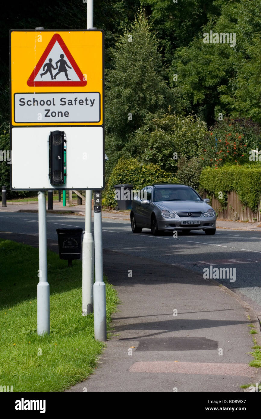Children crossing road sign uk hi-res stock photography and images - Alamy