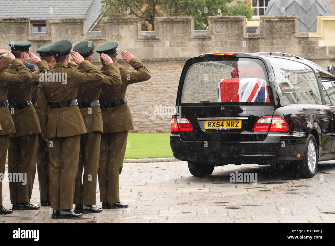 Salute at funeral service of Harry Patch Britains last World War 1 ...