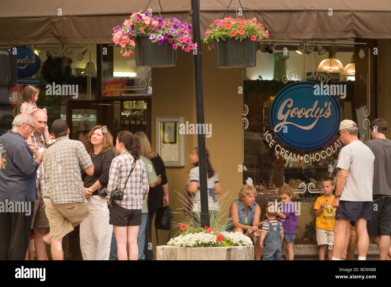 Families socializing hi-res stock photography and images - Alamy
