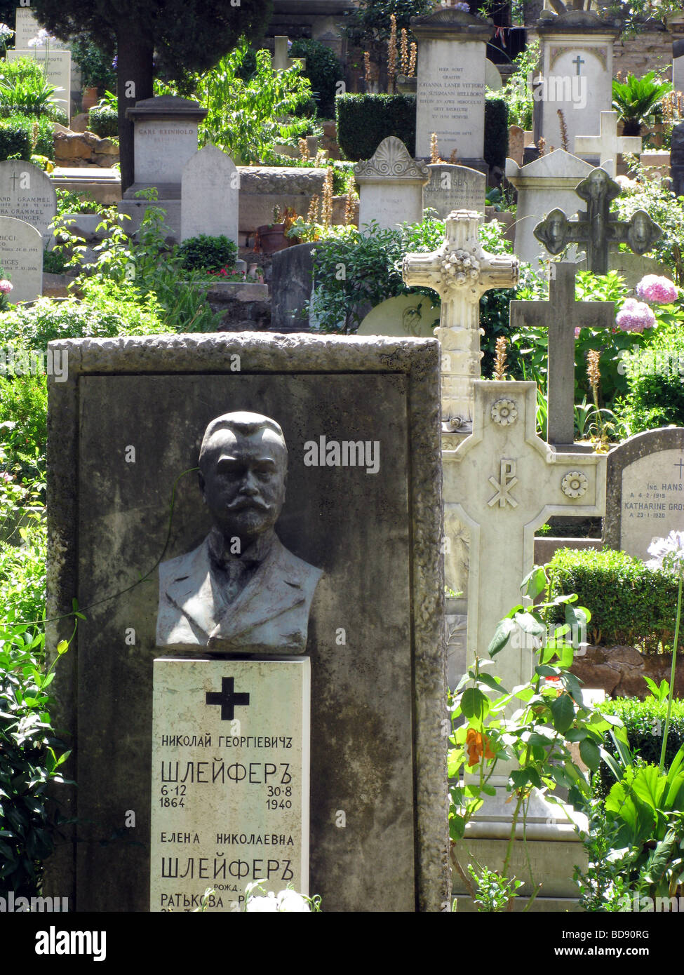 gravestones in protestant cemetery near piramide, rome Stock Photo - Alamy