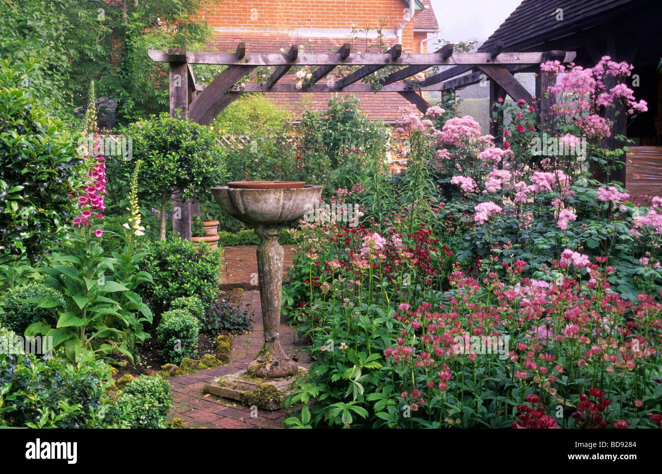 Garden borders hi-res stock photography and images - Alamy