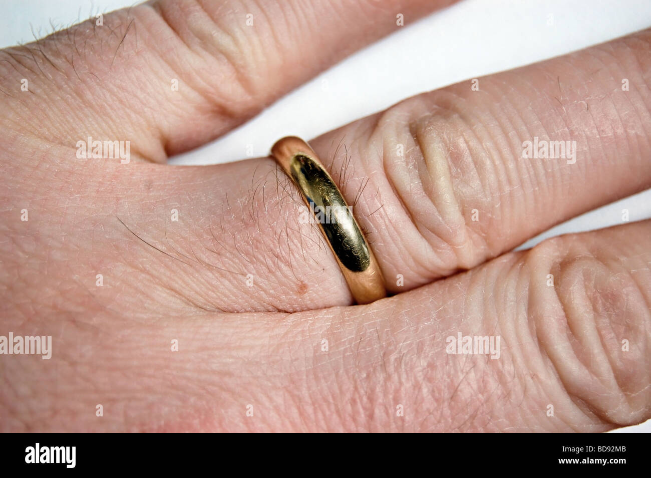 Closeup of a man s hand with a gold wedding ring Stock Photo - Alamy